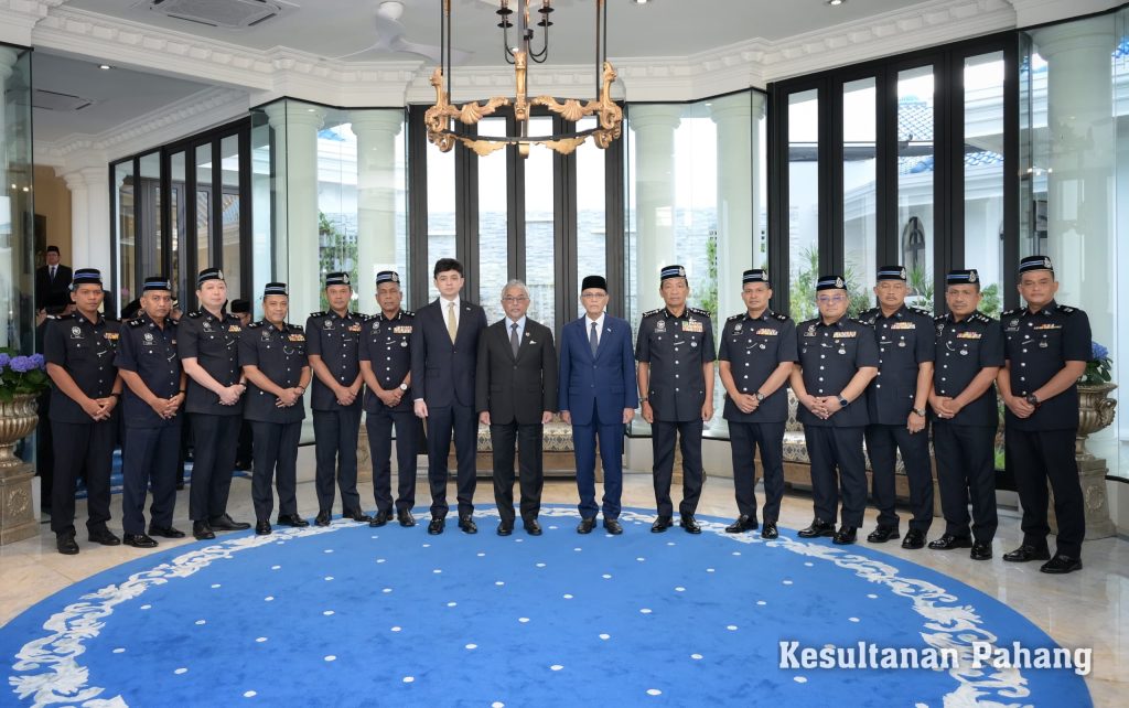 KDPB SULTAN PAHANG BERANGKAT KE MESYUARAT PENYELARASAN ISU PENCEROBOHAN TANAH - Istana Pahang
