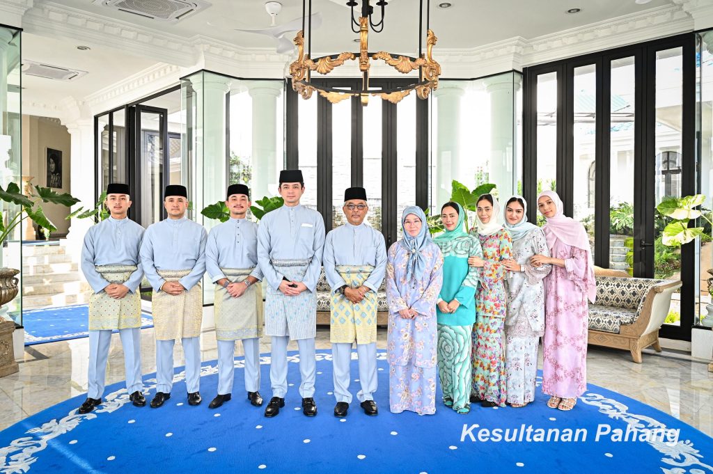 KDPB SULTAN PAHANG, KDPB TENGKU AMPUAN PAHANG BERANGKAT SOLAT SUNAT AIDILFITRI - Istana Pahang