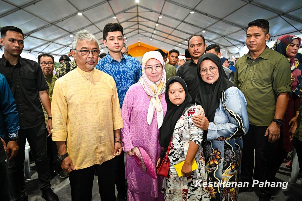 KDPB SULTAN PAHANG, KDPB TENGKU AMPUAN PAHANG DAN KDPM TENGKU MAHKOTA PAHANG BERANGKAT KE ...