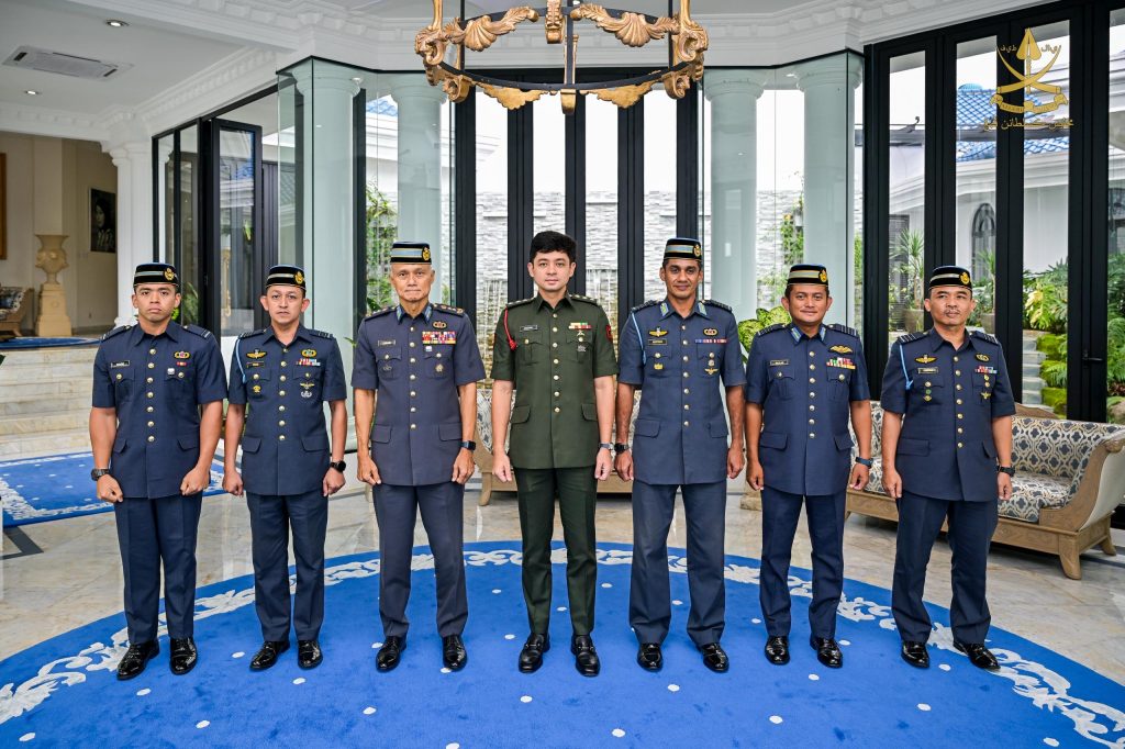 KDPM TENGKU MAHKOTA PAHANG MENERIMA MENGADAP PEGAWAI PEMERINTAH PASKAU - Istana Pahang