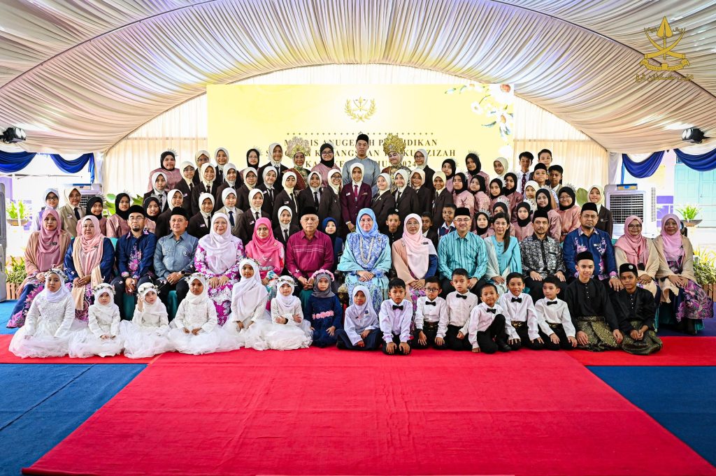 KDPB TENGKU AMPUAN PAHANG BERKENAN BERANGKAT KE MAJLIS ANUGERAH PENDIDIKAN SK TUNKU AZIZAH ...