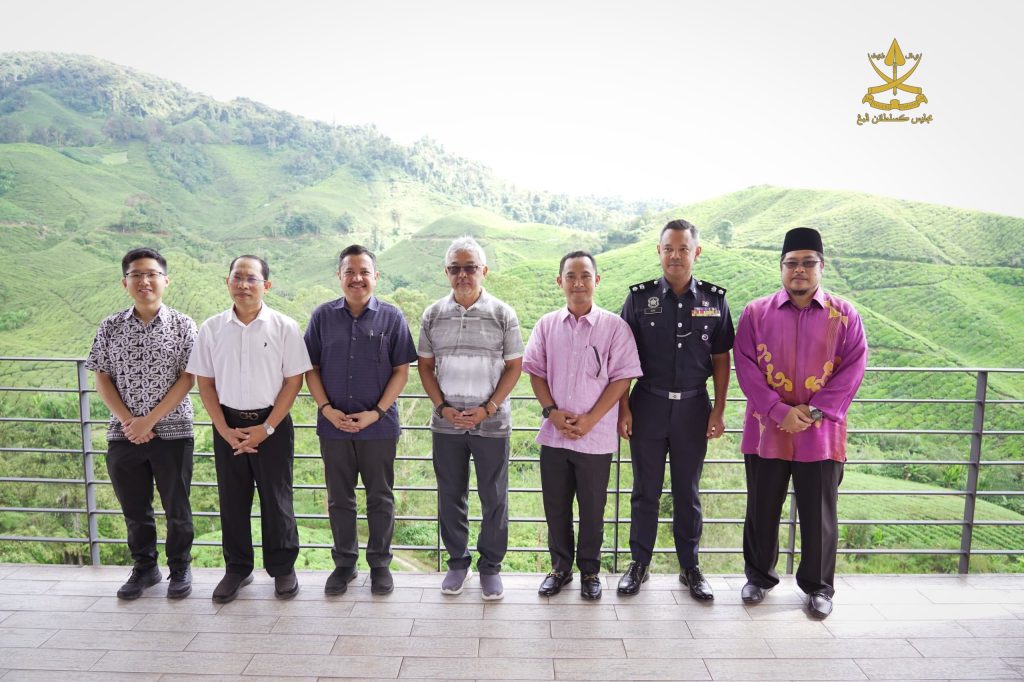 KDPB SULTAN PAHANG BERKENAN BERANGKAT KE LADANG TEH BOS, SUNGAI PALAS - Istana Pahang