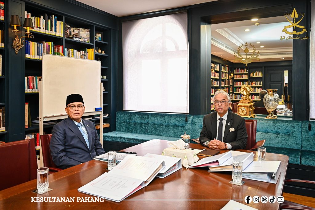 KDPB SULTAN PAHANG TERIMA MENGADAP YAB MENTERI BESAR PAHANG - Istana Pahang
