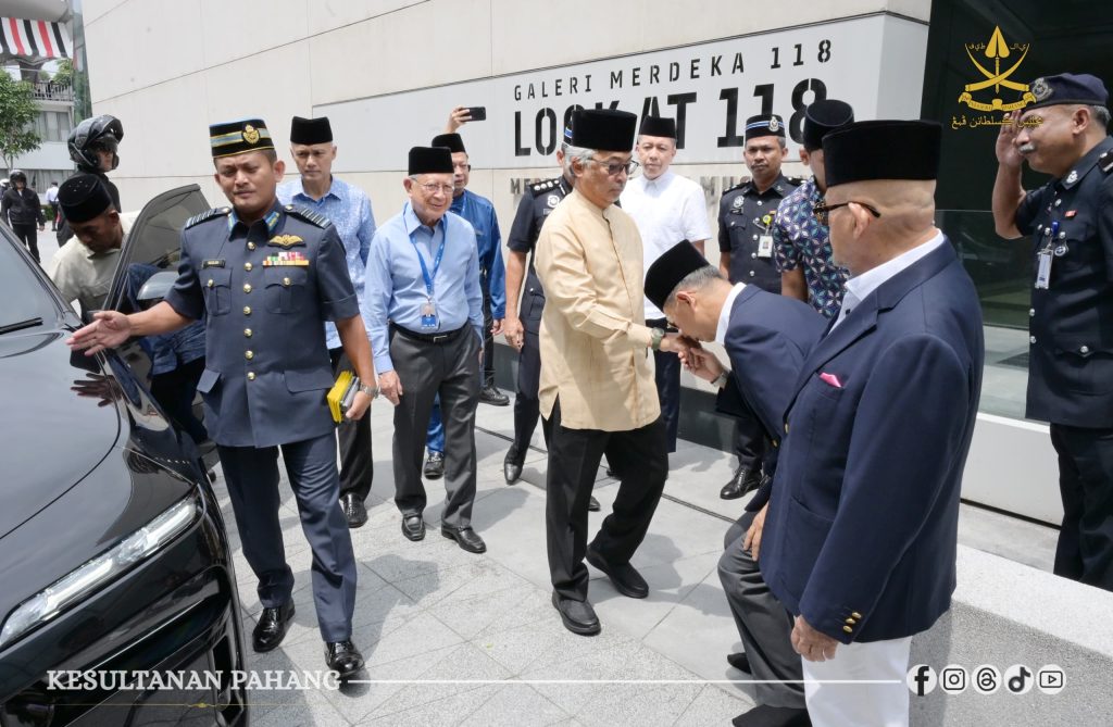 KDPB SULTAN PAHANG SOLAT JUMAAT DI MASJID AL-SULTAN ABDULLAH MENARA ...