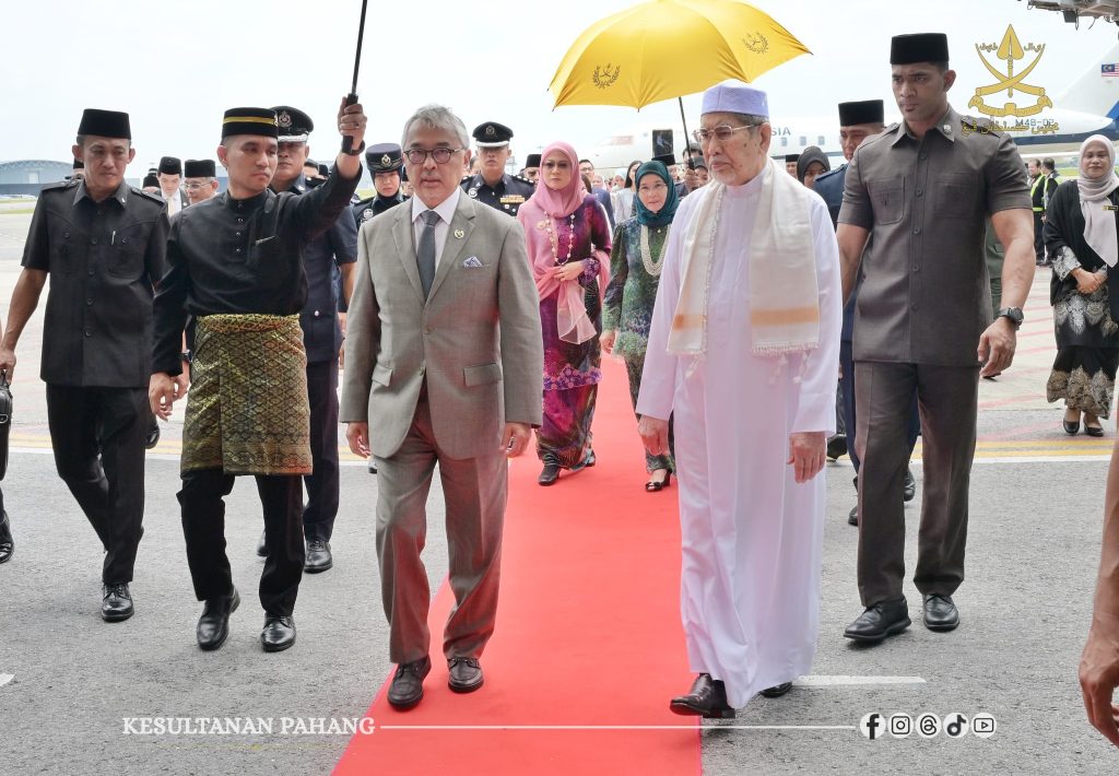 KDPB SULTAN PAHANG DAN KDPB TENGKU AMPUAN PAHANG BERANGKAT KE SARAWAK ...