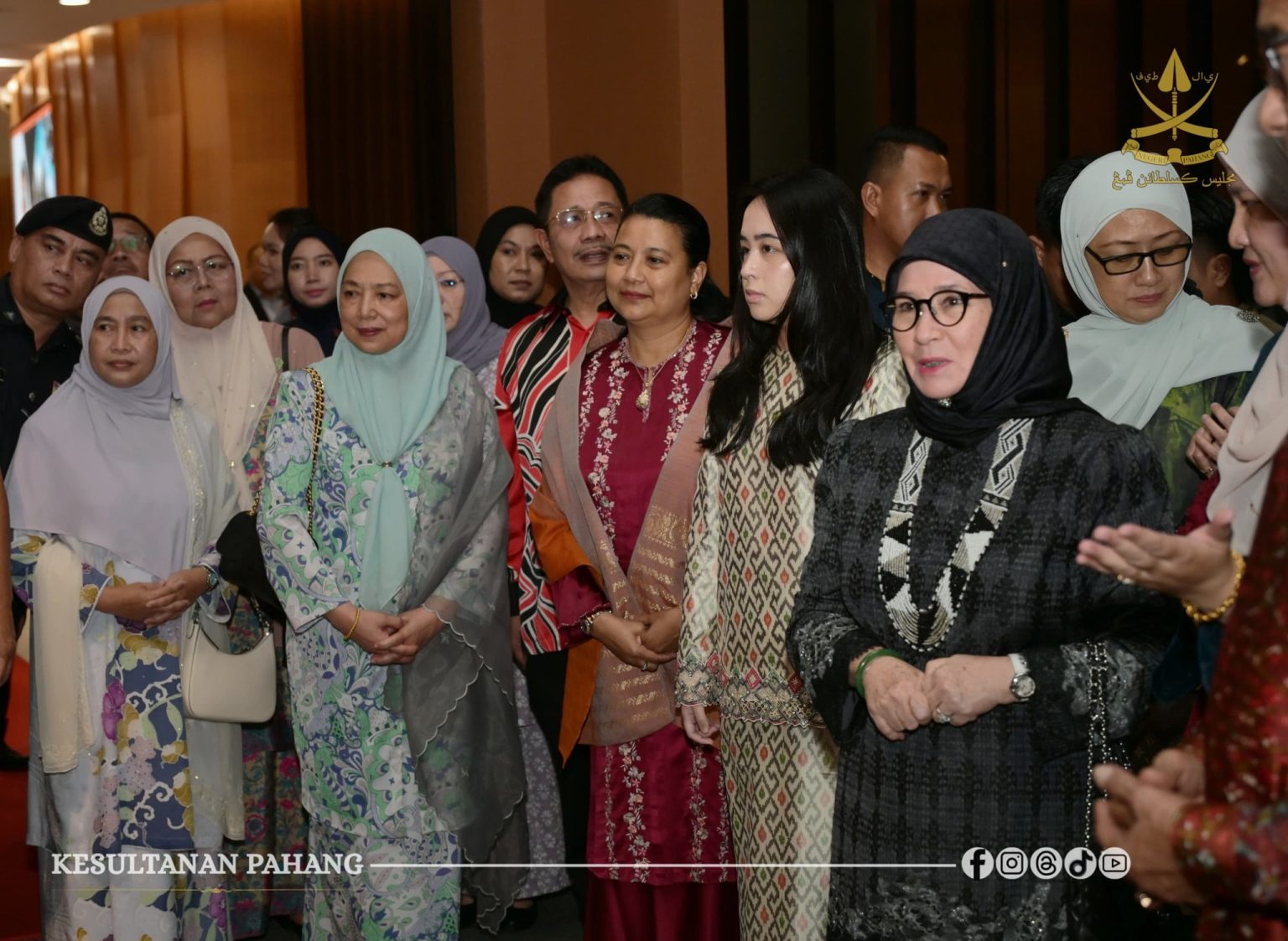 KDPB TENGKU AMPUAN PAHANG MELANCARKAN PAMERAN TEKSTIL TRADISIONAL DI SARAWAK - Istana Pahang