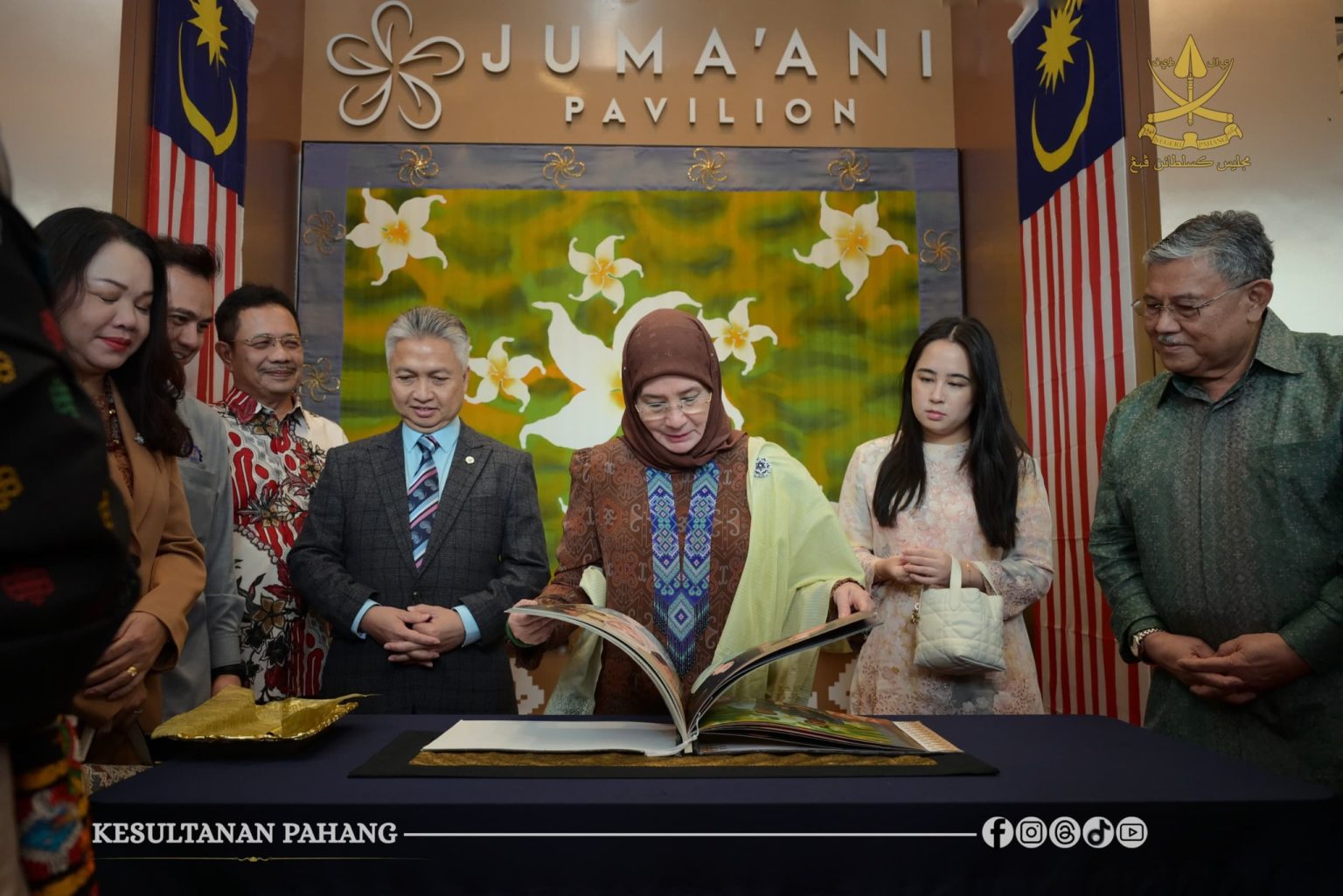 TENGKU AMPUAN PAHANG BERKENAN BERANGKAT MELAWAT JUMAANI PAVILION - Istana Pahang